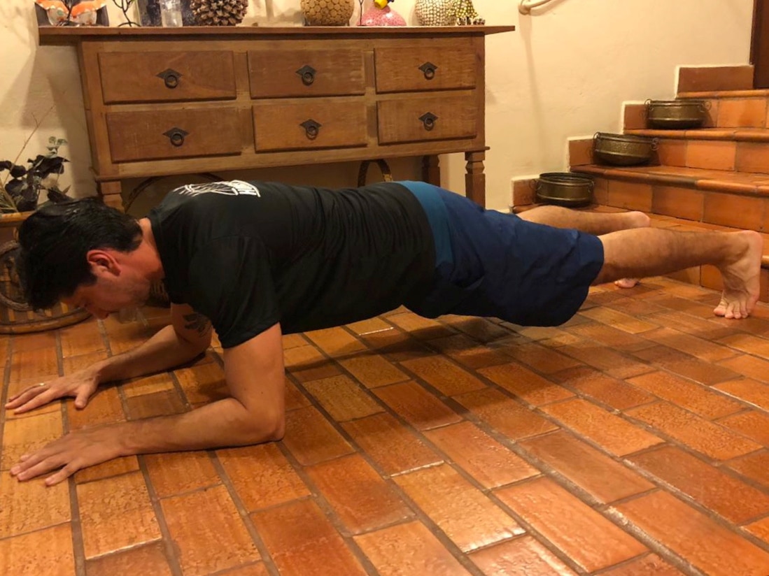 Academia em casa: é possível usar os móveis para se exercitar ...